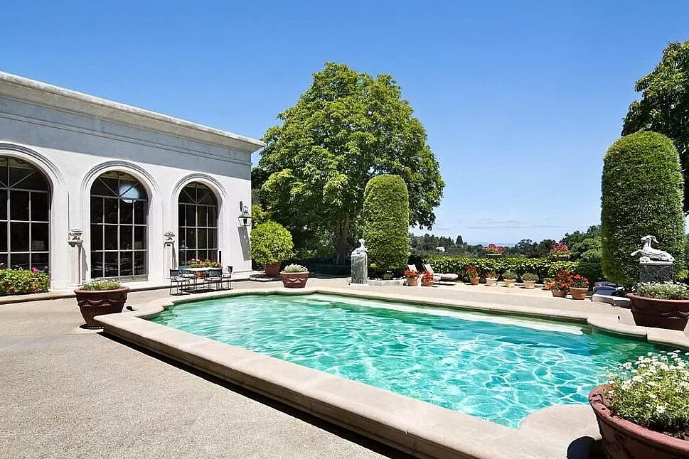 Incredible Pools – Backyard Bay